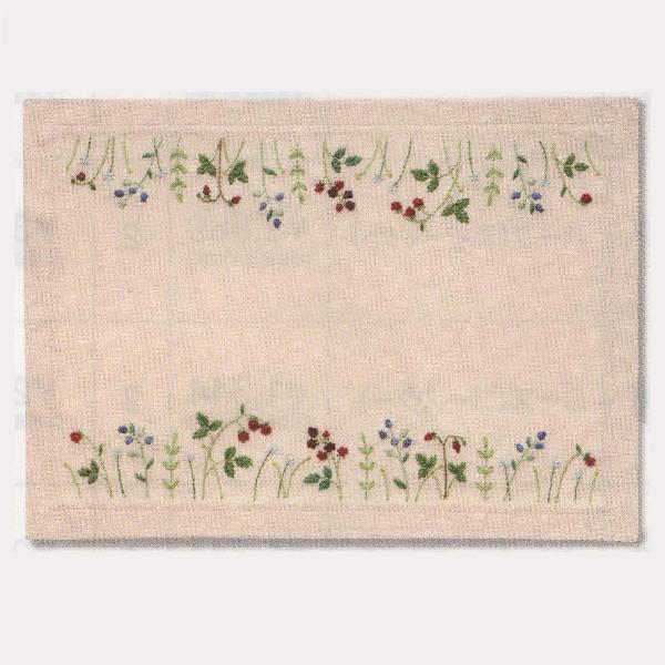 青木和子フランスししゅうキット、ティーマットです。庭に咲く愛らしい花々を、ひと針ひと針ステッチで表現しました。●キット内容・オリムパスNo.6500布（エミークロス）（綿100％）・２５番ししゅう糸（綿100％）・フランスししゅう針・説明書...