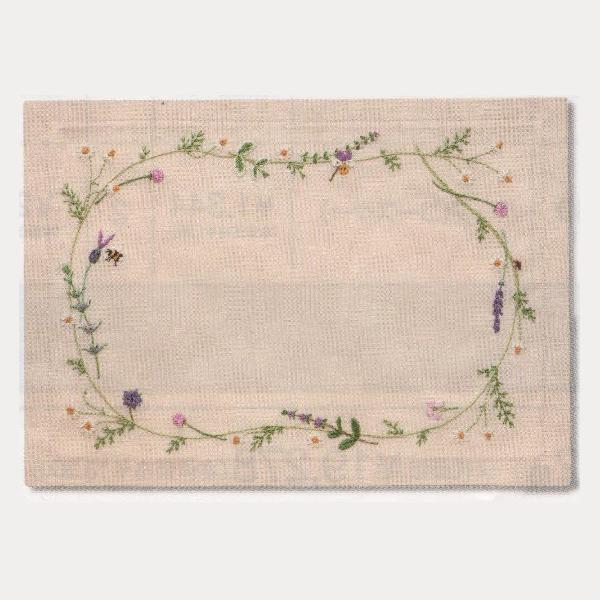 青木和子フランスししゅうキット、ティーマットです。庭に咲く愛らしい花々を、ひと針ひと針ステッチで表現しました。●キット内容・オリムパスNo.6500布（エミークロス）（綿100％）・２５番ししゅう糸（綿100％）・フランスししゅう針・説明書...