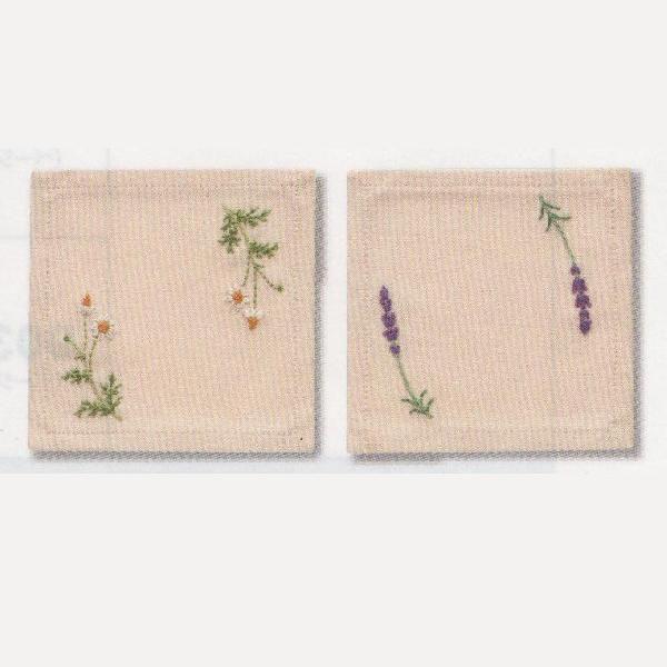 青木和子フランスししゅうキット、コースターです。庭に咲く愛らしい花々を、ひと針ひと針ステッチで表現しました。●キット内容・オリムパスNo.6500布（エミークロス）（綿100％）・２５番ししゅう糸（綿100％）・フランスししゅう針・説明書●...