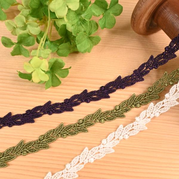 お洒落なケミカルレースです。ケミカルレースは、水溶性の生地に刺繍を施し、布を溶かして作られます。素材…レーヨン・綿巾…約10ｍｍ長さ…6.5ｍ※写真と実際の色が多少違う場合があります。予めご了承ください。