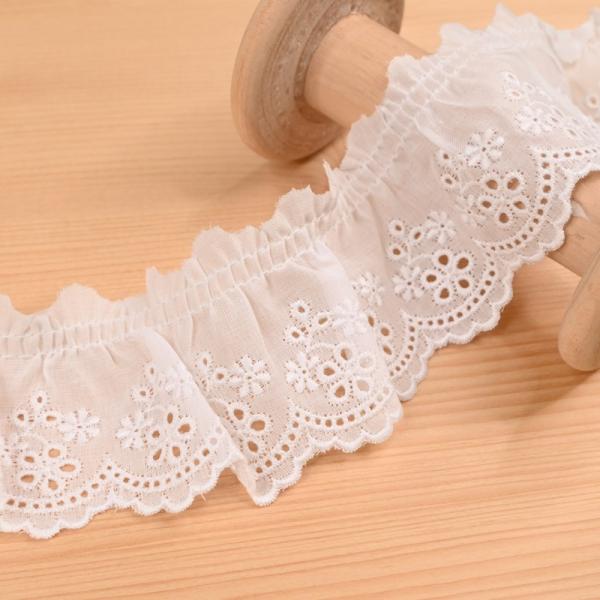 お洒落な綿ストレッチレースです♪素材…綿100％巾…約58ｍｍ販売価格は、長さ1ｍの価格です。　　1ｍ購入→1個　　2ｍ購入→2個　　　　　と入力おねがいいたします。※長尺でご注文の場合、途中で切れる場合があります。※写真と実際の色が多少違...