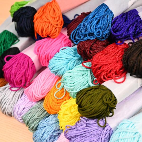 手芸用リリヤーンです。文化刺しゅうや手まり、飾り房などにお使いいただけます。●1包：(約9ｍ×5束)45ｍ●素材：レーヨン100％※手芸用です。洗濯物には使用をしないで下さい。色落ちする場合があります。※写真の色と実際の色が異なる場合がござ...