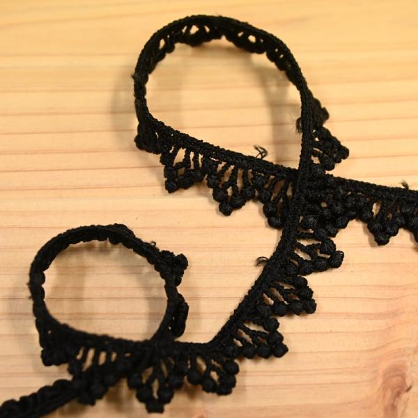 お洒落なケミカルレースです。ケミカルレースは、水溶性の生地に刺繍を施し、布を溶かして作られます。素材…レーヨン・綿巾…約12ｍｍ販売価格は、長さ1ｍの価格です。　　1ｍ購入→1個　　2ｍ購入→2個　　　　　と入力おねがいいたします。※写真と...