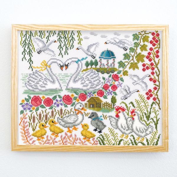 Nostalgic StoryデザインNitka*上級者向*※額は別売Ｗ-58N(ナチュラル)使用。Ｗ-35N(ホワイト)、Ｗ-59N(ダークブラウン)も使用できます。製作時間の目安：30時間以上●出来上がりサイズ額外径：約25.9ｃｍ×3...