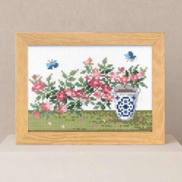 12ヶ月のBONSAIマリー・カトリーヌコレクション5月　野薔薇半懸崖に仕立てた赤花の野薔薇。5月から6月にかけて花を咲かせるその姿は、野趣あふれる素朴な美しさが魅力です。壁掛け・スタンド兼用木製フレーム付*初〜中級者向*製作時間の目安：1...