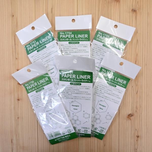 コットンボールペーパーライナーHEXAGON●ご使用方法1.プラスチックプレートの大きさにカットした布の中央にペーパーライナーを置き、まち針で固定しておきます。2.縫い代を折りたたみ、しつけをかけます。3.中表に重ね、布のみを巻きかがりでつ...