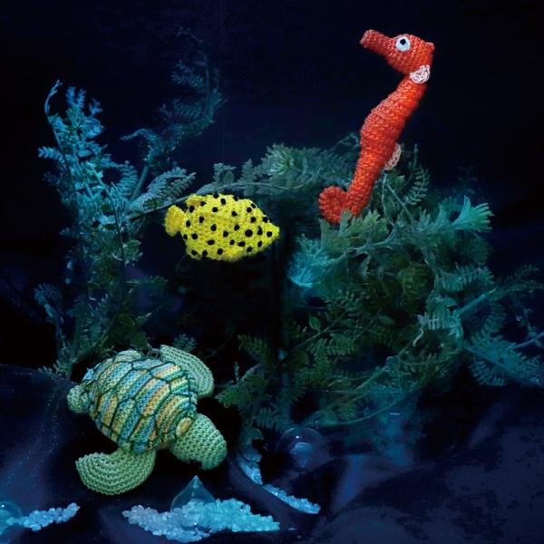 クロッシェ・アクアリウム※背景用画像は特設ページにてダウンロードできます。デザイン：ぽぽぽ本舗★初級者向き★制作目安時間：6〜10時間●出来上がりサイズタツノオトシゴ：約縦11ｃｍ×横4ｃｍミナミハコフグ：約縦3ｃｍ×横6ｃｍアオウミガメ：...