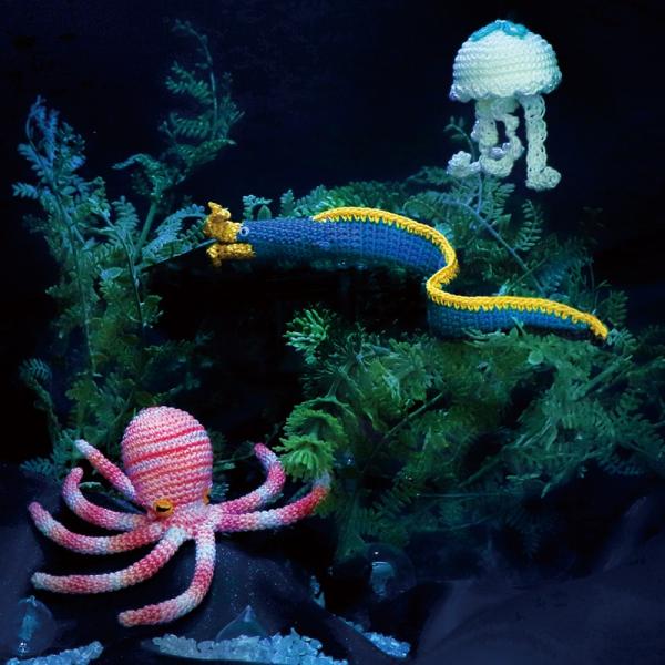 クロッシェ・アクアリウム※背景用画像は特設ページにてダウンロードできます。デザイン：ぽぽぽ本舗★初級者向き★制作目安時間：6〜10時間●出来上がりサイズハナヒゲウツボ：約縦2ｃｍ×横23ｃｍミズクラゲ：約縦9ｃｍ×横4.5ｃｍタコ：約縦4....