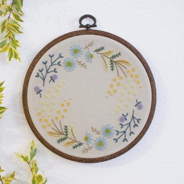 フランス刺しゅうボタニカルのリース★初〜中級者向★専用フープ付き製作時間の目安：10時間以上●出来上がりサイズ額内径：15.5ｃｍ●キット内容25番ししゅう糸(綿100％)GARDEN PARTY〈2〉コットン(図案プリント済)フランス刺し...