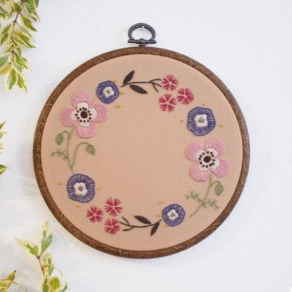 フランス刺しゅうボタニカルのリース★初〜中級者向★専用フープ付き製作時間の目安：10時間以上●出来上がりサイズ額内径：15.5ｃｍ●キット内容25番ししゅう糸(綿100％)GARDEN PARTY〈6〉ロータス(図案プリント済)フランス刺し...