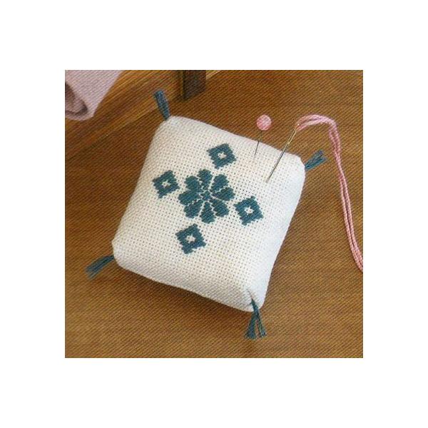 津軽地方の人が厳しい寒さを凌ぐために、布に木綿糸で刺したのが始まりとされるこぎん刺し。素朴な風合いと、美しい幾何学模様をお楽しみください。☆こぎんキット内容☆・こぎん糸・No.1100コングレス・こぎん針・図案付説明書●初級〜中級者向けです...