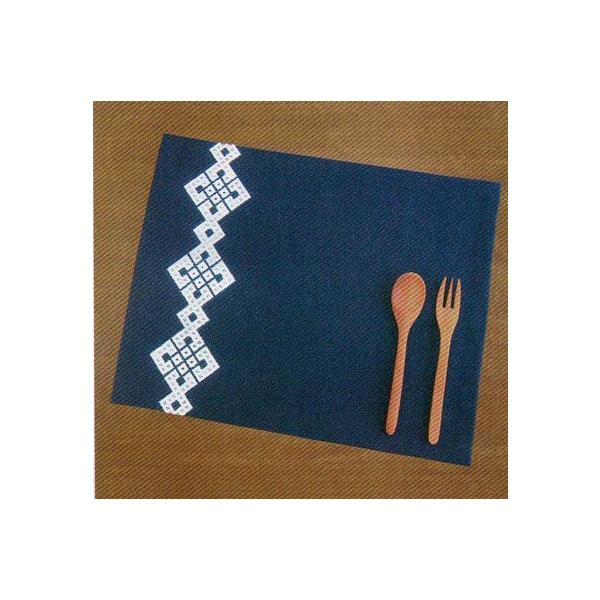 津軽地方の人が厳しい寒さを凌ぐために、布に木綿糸で刺したのが始まりとされるこぎん刺し。素朴な風合いと、美しい幾何学模様をお楽しみください。☆こぎんキット内容☆・こぎん糸・No.1100コングレス・こぎん針・図案付説明書●初級〜中級者向けです...