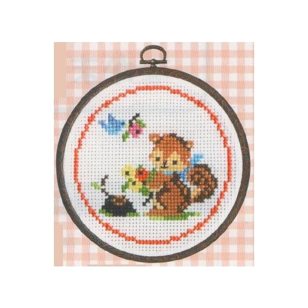 クロスステッチを使用した刺繍、クロスステッチキットです。〜森のかわいいなかまたち〜★初級者向き★専用フープ付き製作時間の目安：4〜5時間●発送この商品はお取り寄せ商品になります。取り寄せには10営業日かかります。