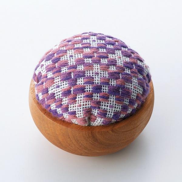 こぎん刺しのウッドボウルピンクッション手作りのピンクッションでこぎん刺しのある暮らしこぎん段染め糸を使用しています。*初〜中級者向*●出来上がりサイズ約直径6.5ｃｍ×高さ5ｃｍ(ウッドボウル含む)●キット内容・オリムパスこぎん糸段染め〈6...