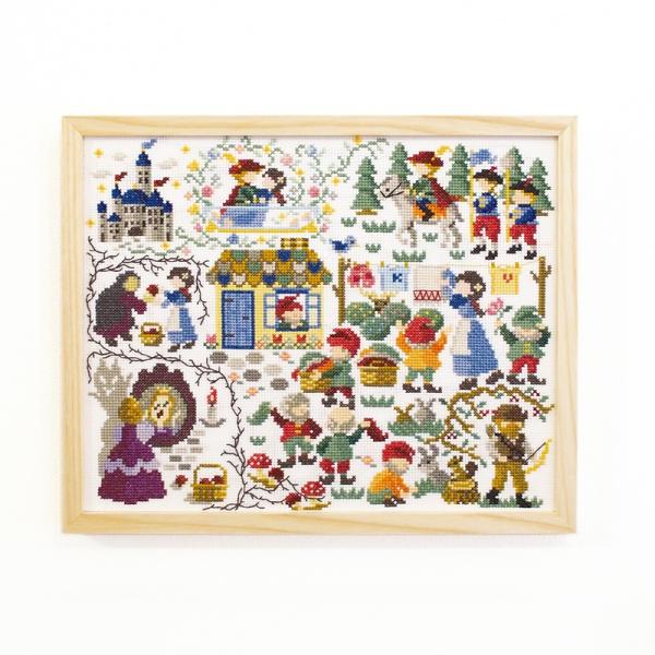 Nostalgic StoryデザインNitka*上級者向*※額は別売Ｗ-58N(ナチュラル)使用。Ｗ-35N(ホワイト)、Ｗ-59N(ダークブラウン)も使用できます。製作時間の目安：30時間以上●出来上がりサイズ額外径：約25.9ｃｍ×3...