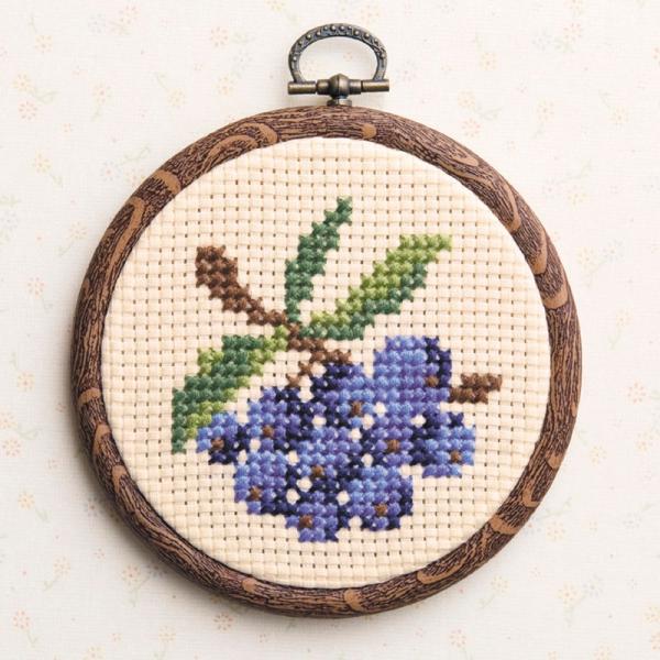 クロスステッチを使用した刺繍、クロスステッチキットです。●初級者向きです。●製作時間の目安3〜4時間●キット内容　・ししゅう糸（綿１００％）　・ししゅう布（綿１００％）　・ししゅう針　・図案付説明書　・おしゃれフープ付●オリムパスNo.30...