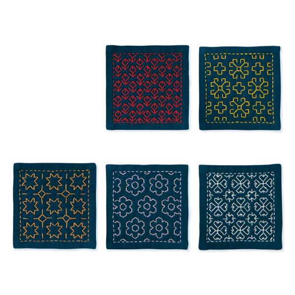 刺し子糸〈細〉で刺す刺し子のコースター(5枚1組)【初級者向】★水で消える図案入り★●出来上がりサイズ各 約縦10ｃｍ×横10ｃｍ●キット内容晒木綿 藍、刺し子糸〈細〉、刺し子針、作り方説明書●用意するもの縫い糸、縫い針、はさみ、アイロン、...