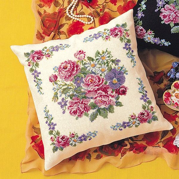 アンティークローズお部屋のアクセントにクッションをどうぞ。いつものお部屋をより贅沢に彩ります。クロスステッチを使用した刺繍、クロスステッチキットです。●中級者向きです。●キット内容　・ししゅう糸（綿１００％）　・ししゅう布（綿１００％）　・...