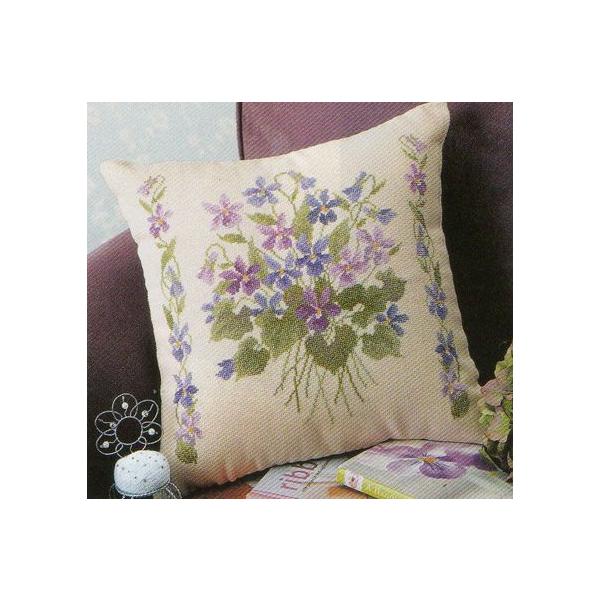 クロスステッチを使用した刺繍、クロスステッチキットです。●中級〜上級者向きです。●ファスナー付きです。●クッションの中綿はキットに含まれていません。  ●オリムパスNo.3800布（アイーダ）使用●デザイン：オノエ・メグミ●大きさ：縦35c...