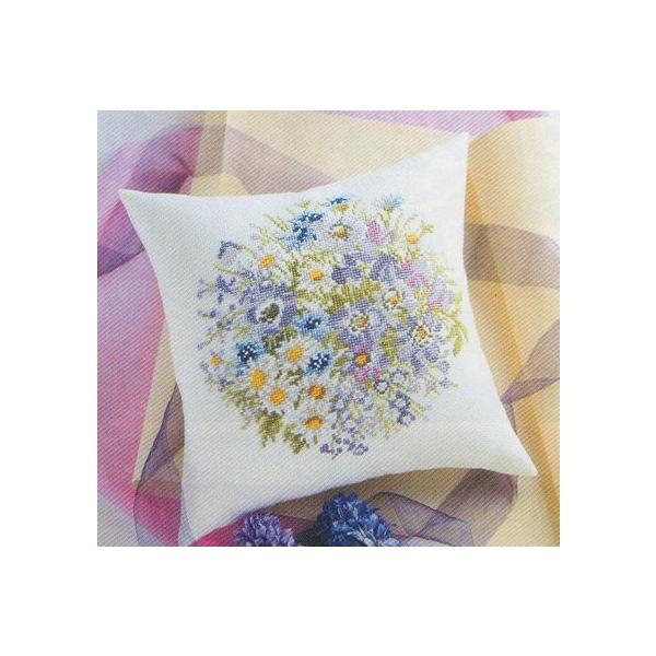 フローラルブーケクロスステッチを使用した刺繍、クロスステッチキットです。●中級者向きです。●クッションの中綿、額はキットに含まれていません。  ●オリムパスNo.3000布（ジャバクロス中目）使用●デザイン：尾上雅野●出来上がり寸法(クッシ...