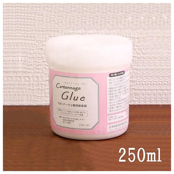素材：酢酸ビニル樹脂38%、水62%、酢酸ビニルモノマー0.3%以下 容量：250ml カルトナージュ必需品、専用接着剤です。伸びがよく、厚紙も薄い紙もシワにならずしっかり接着できます。<br><br>[その他手芸]...