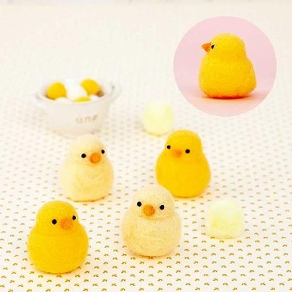 キット内容 ：アクレーヌ、目、レシピ、作り方説明書出来上りサイズ：ひよこ高さ4cm※刺し具合によって大きさは異なります。<br>用意するもの：ニードル、フェルティングマット、はさみ、目打ち、ボンド、厚紙、つまようじなどこちらの商...