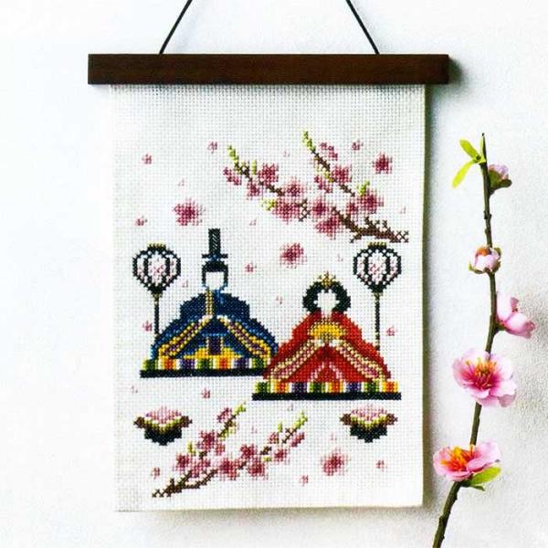 セット内容：コスモ２５番刺繍糸（綿100％）・ラメ刺繍糸「にしき糸」（ナイロン100％）コスモ刺繍布刺しゅう布「No3900ジャパクロス55（綿100％）　１０オフホワイト・刺しゅう針・木製ウォールバー・つりひも（牛革）・作り方説明書０％）...