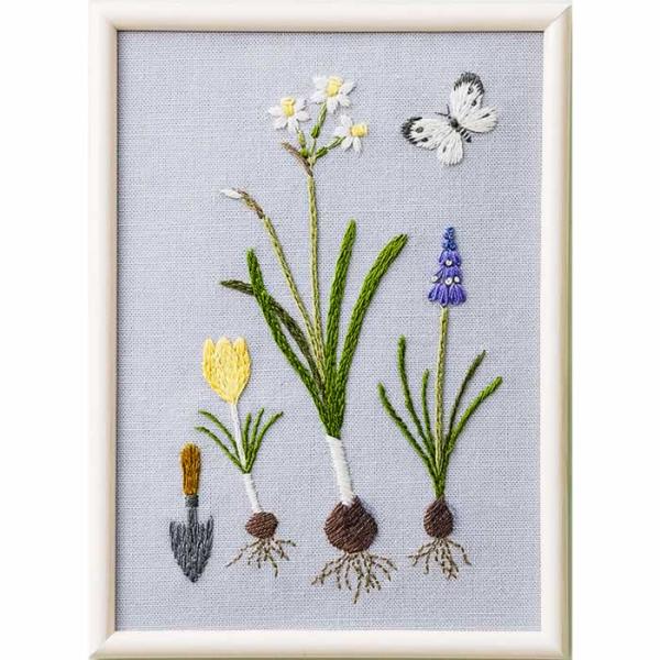 ■キット内容・コスモ刺しゅう糸（綿１００％）・刺しゅう布　31.スモーキーブルー　※図案プリント済み（綿１００％）　・片面接着芯・刺しゅう針・フレーム・チュール(ナイロン100％）■ご用意いただくものはさみ・鉛筆・あて布・アイロン・綿棒・テ...