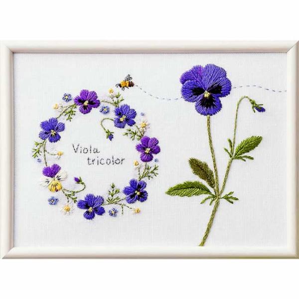 ■キット内容・コスモ刺しゅう糸（綿１００％）・刺しゅう布 11ホワイト　※図案プリント済み（綿１００％）・片面接着芯・刺しゅう針・フレーム・チュール（ナイロン100％)■ご用意いただくものはさみ・鉛筆・あて布・アイロン・綿棒・テープ・糸・定...