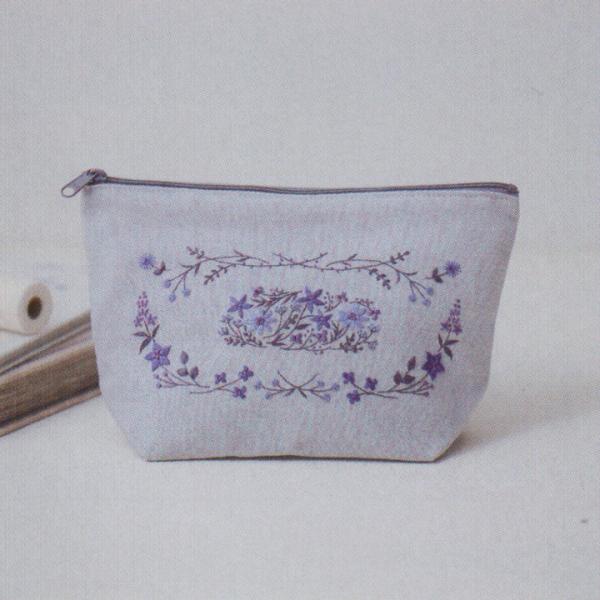 ■キット内容柔らかな色づかいと繊細な表現が魅力的なアトリエ　ド　ノラさん刺しゅうキット・コスモ２５番刺繍糸（綿100％）・刺しゅう布（フリーステッチ用コットンクロス　３１スモーキーブルー　（綿100％）　 ※図案プリント済み・縫製済み・刺し...