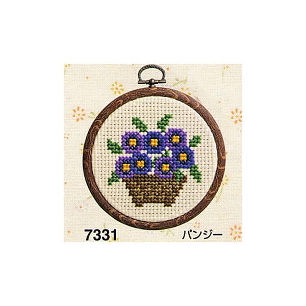 サイズ：額内形10.5ｃｍキット内容：布Ｎｏ3000(ジャバクロス中目ベージュ・綿100％）刺しゅう糸(オリムパス25番)・クロス針おしゃれフープ（Ｐ-112木目）・図案付き説明書初心者向き<br><br>[刺繍（キ...