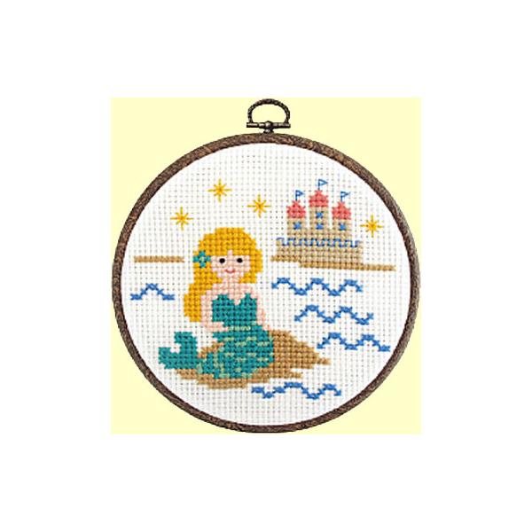 サイズ：額内径：15.5cmキット内容：25番ししゅう糸・No.3000布・ジャバクロス中目(ベージュ)・おしゃれフープ・クロス針・カラー図案付説明書・初心者向き打込目数：9カウント／1インチ・約35目／10cm備考：6本どりで簡単！1日で...