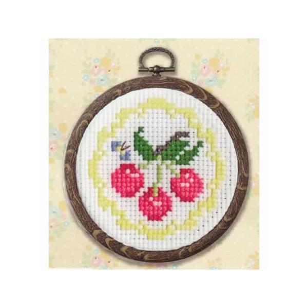 サイズ：額内形10.5ｃｍキット内容：布Ｎｏ3000(ジャバクロス中目オフホワイト・綿100％）刺しゅう糸(オリムパス25番)・クロス針おしゃれフープ（Ｐ-112木目）・図案付き説明書初心者向き<br><br>[刺繍...