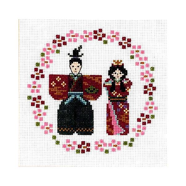 オリムパス　クロスステッチ 刺繍キット（刺しゅうキット）ひなまつり　立ち雛キット内容：25番ししゅう糸(綿100％)　No.5500布（ジャバクロス細目）クロス針　カラー図案付説明書出来上がりサイズ：縦約24.4cmＸ横24.4cm額 Ｗ-...