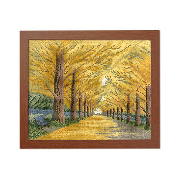 クロスステッチ刺繍キット オノエ・メグミ 木々の彩り 黄金色の散歩道キット内容:ししゅう糸(綿１００％)・No.３０００布（ジャバクロス中目）ベージュ（綿１００％）・クロス針・カラー図案付説明書用意するもの：縫い糸・縫い針・ハサミ・テープ額...