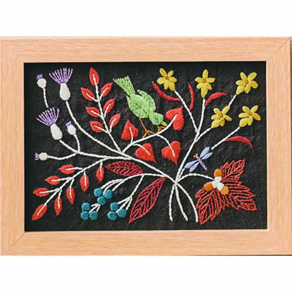 キット内容：２５番ししゅう糸（綿１００％）・プリント済み刺しゅう布・フランス刺しゅう針 ・カラー図案付説明書・木製フレームサイズ：額外径:約15cm×20cm　額内径:約11.6cm×16.6cm）図案は布にプリント済み。壁掛け・スタンド兼...