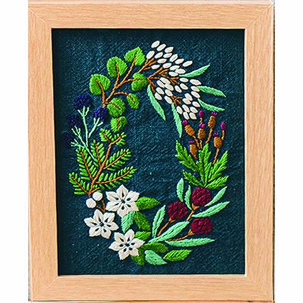 キット内容：２５番ししゅう糸（綿１００％）・プリント済み刺しゅう布・フランス刺しゅう針 ・カラー図案付説明書・木製フレームサイズ：額外径:約15cm×20cm　額内径:約11.6cm×16.6cm）図案は布にプリント済み。壁掛け・スタンド兼...