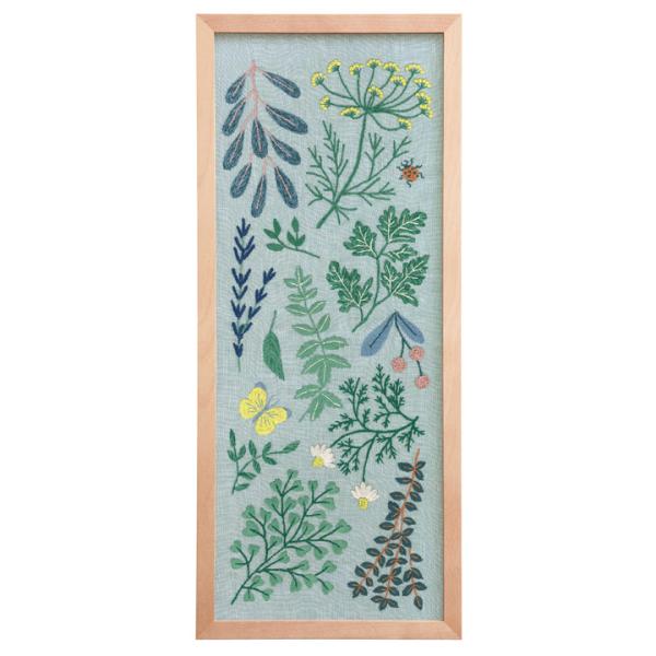 ■めぐる季節の贈り物について刺しゅうファン　マカベアリスファンを虜にするデザイント圧倒的な差しごたえインテリアアイテムとしても人気の高い縦型フレームで全柄　飾りたくなるシリーズです■出来上がりサイズ額　外寸：約縦43ｃｍX横18.5ｃｍ　　...