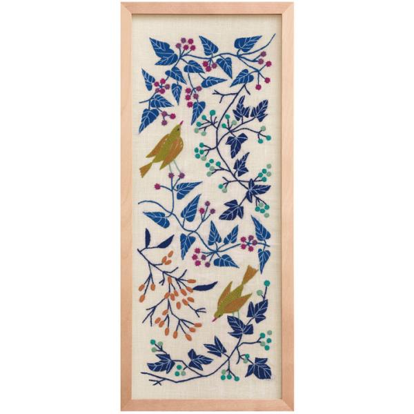 ■めぐる季節の贈り物について刺しゅうファン　マカベアリスファンを虜にするデザイント圧倒的な差しごたえインテリアアイテムとしても人気の高い縦型フレームで全柄　飾りたくなるシリーズです■出来上がりサイズ額　外寸：約縦43ｃｍX横18.5ｃｍ　　...