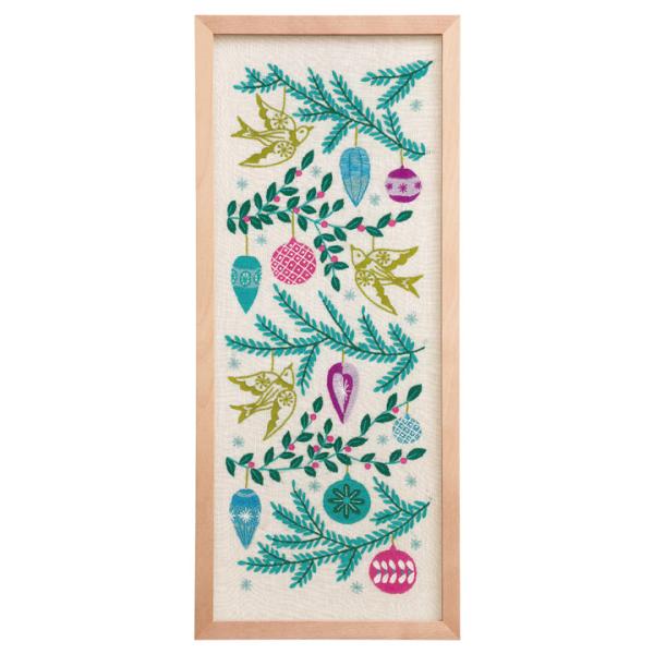 ■めぐる季節の贈り物について刺しゅうファン　マカベアリスファンを虜にするデザイント圧倒的な差しごたえインテリアアイテムとしても人気の高い縦型フレームで全柄　飾りたくなるシリーズです■出来上がりサイズ額　外寸：約縦43ｃｍX横18.5ｃｍ　　...