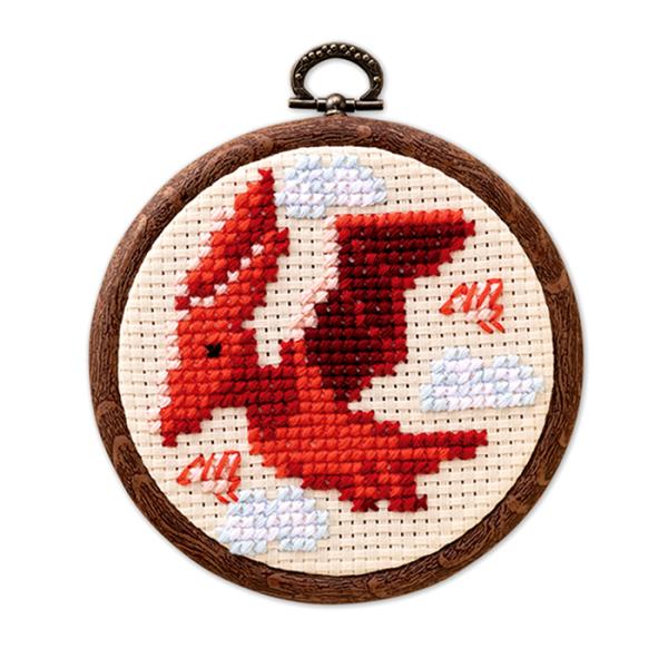 出来上がり寸法：額内径：直径約10.5cmキット内容：25番刺しゅう糸（綿100％）、クロス針、NO.3000（ジャバクロス中目）〈1〉ベージュ、カラー図案付説明書、おしゃれフープP-112木目目数：9カウント／1インチ・約35目／10cm...