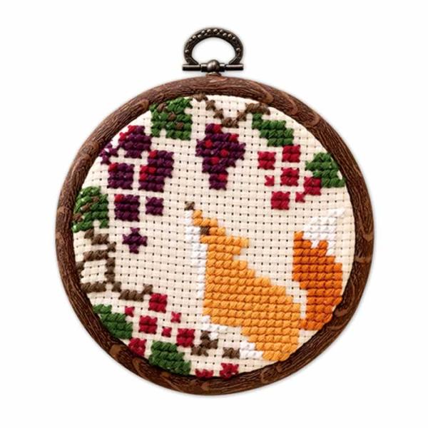 出来上がり寸法：額内径：直径約10.5cmキット内容：25番刺しゅう糸（綿100％）、クロス針、NO.3000（ジャバクロス中目）〈1〉ベージュ、カラー図案付説明書、おしゃれフープP-112木目目数：9カウント／1インチ・約35目／10cm...