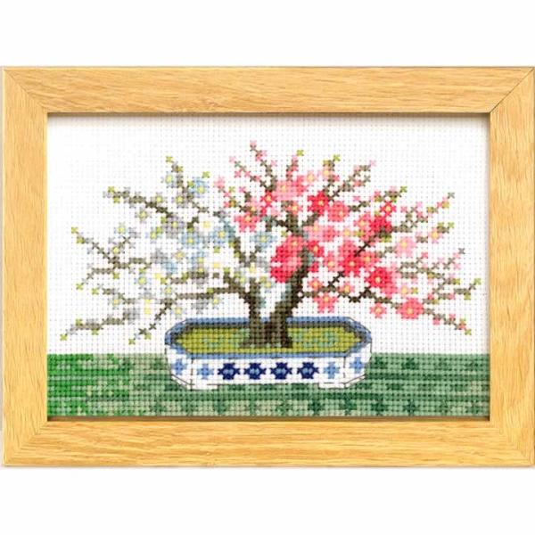 キット内容：25番刺しゅう糸、・NO.8300(インディアンクロス)<32>オフホワイト・クロス針・カラー図案付説明書・木製フレーム<目数>13カウント／1インチ・約52目／10cm<備考>壁掛け・スタン...