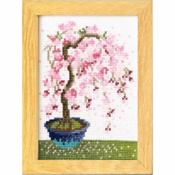 キット内容：25番刺しゅう糸、・NO.8300(インディアンクロス)<32>オフホワイト・クロス針・カラー図案付説明書・木製フレーム<目数>13カウント／1インチ・約52目／10cm<備考>壁掛け・スタン...