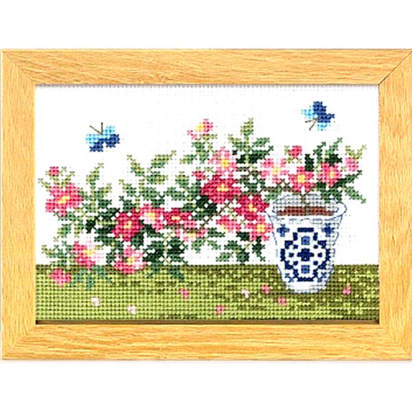 キット内容：25番刺しゅう糸、・NO.8300(インディアンクロス)<32>オフホワイト・クロス針・カラー図案付説明書・木製フレーム<目数>13カウント／1インチ・約52目／10cm<備考>壁掛け・スタン...