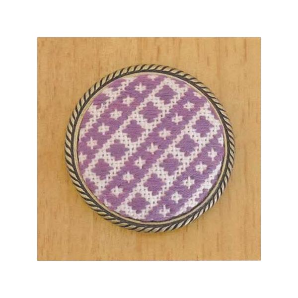 キット内容：オリムパスこぎん糸（綿100%）・オリムパスNO1100布（コングレス）（綿100%）・ブローチ（アンティークゴールド）・こぎん針・図案付説明書出来上がりサイズ：外径約5.6cm×作品部分約4.7cm初級者向けこぎんカットクロス...