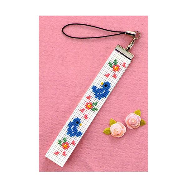 出来上がりサイズ：全長17cm（刺繍部分縦：9.5cm×横：1.5cm）キット内容：25番ししゅう糸・ビニールキャンパス・ストラップ・ひも止め金具・クロス針・図案付説明書初心者向き※形状はループ状になっています。備考：1日で完成！かんたん　...