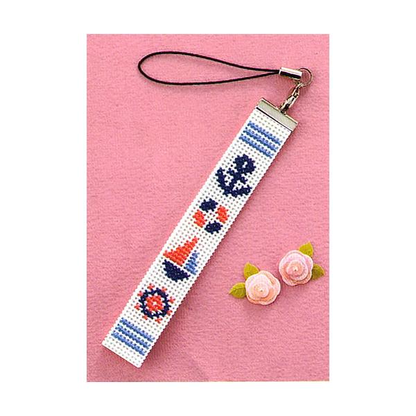 出来上がりサイズ：全長17cm（刺繍部分縦：9.5cm×横：1.5cm）キット内容：25番ししゅう糸・ビニールキャンパス・ストラップ・ひも止め金具・クロス針・図案付説明書初心者向き※形状はループ状になっています。備考：1日で完成！かんたん　...