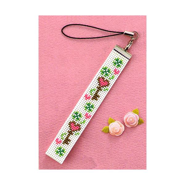 出来上がりサイズ：全長17cm（刺繍部分縦：9.5cm×横：1.5cm）キット内容：25番ししゅう糸・ビニールキャンパス・ストラップ・ひも止め金具・クロス針・図案付説明書初心者向き※形状はループ状になっています。備考：1日で完成！かんたん　...