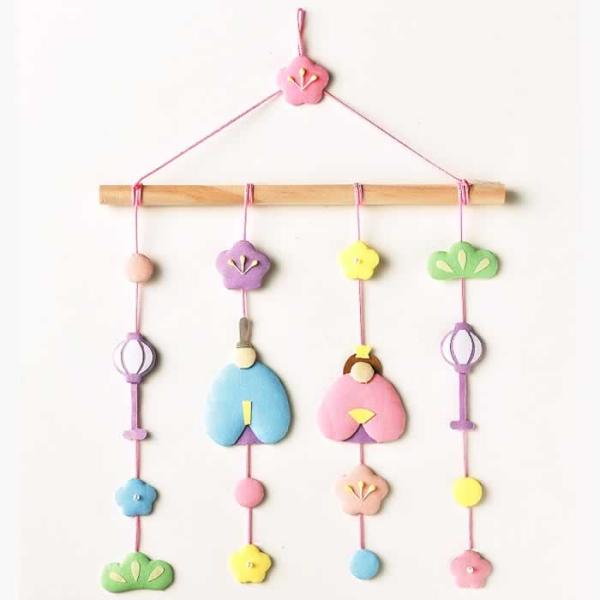 ちりめん細工つるし雛キット　桃の節句を輪かざりで表現しました。キット内容:つり台（Ｍ）ちりめん、スチロール、ビーズ、座金、紐、水引き、型抜き済ボール紙、箱用型抜き済ボール紙サイズ:約幅28cmｘ高さ20cm用意するもの：はさみ、ものさし、ボ...